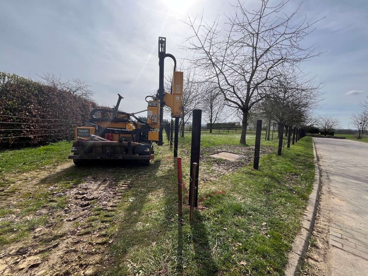 COUNTRYFENCES, Vielsalm,driving posts for a new DURA² fence, the best ...